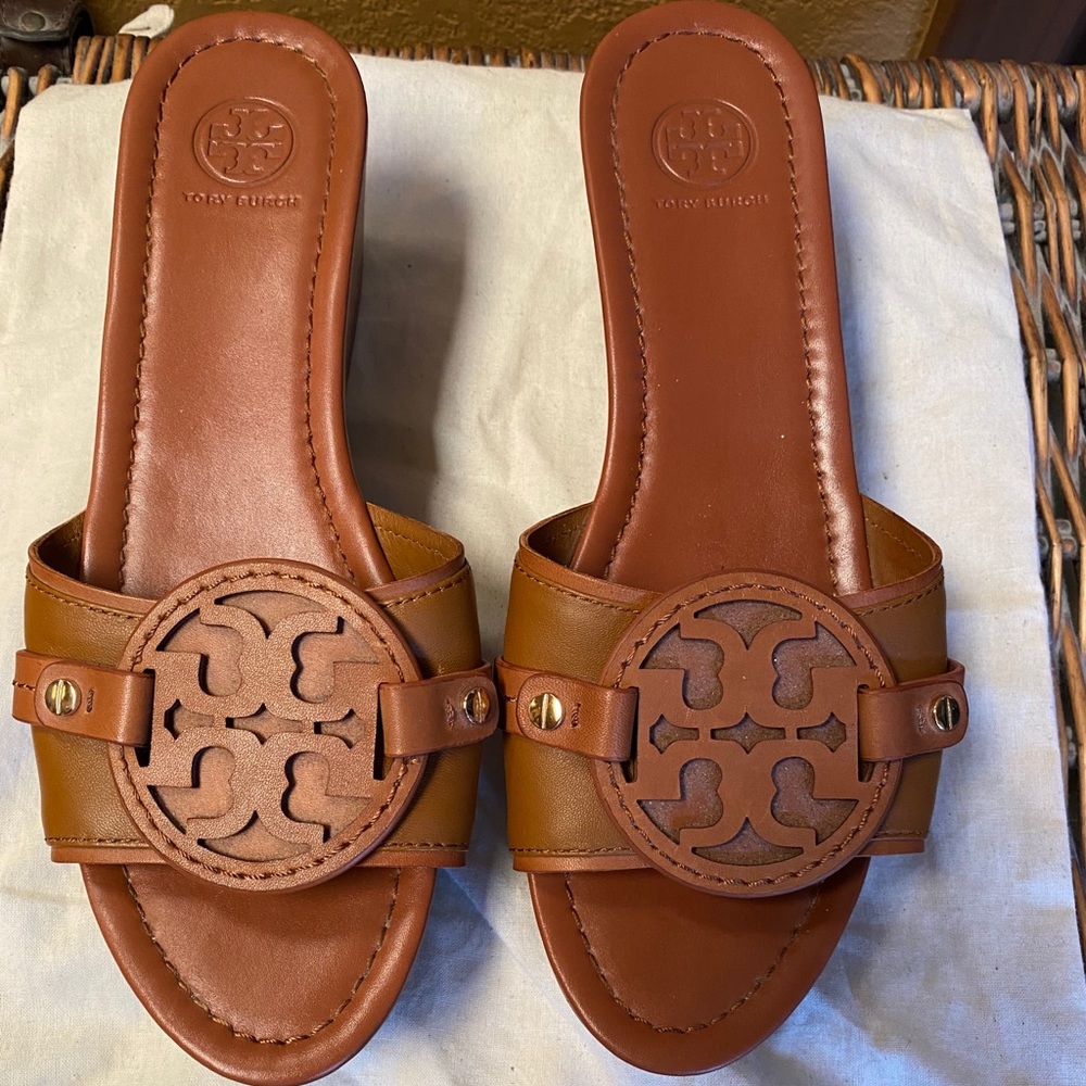 Tort Burch Camel Color Sandals! - Gem